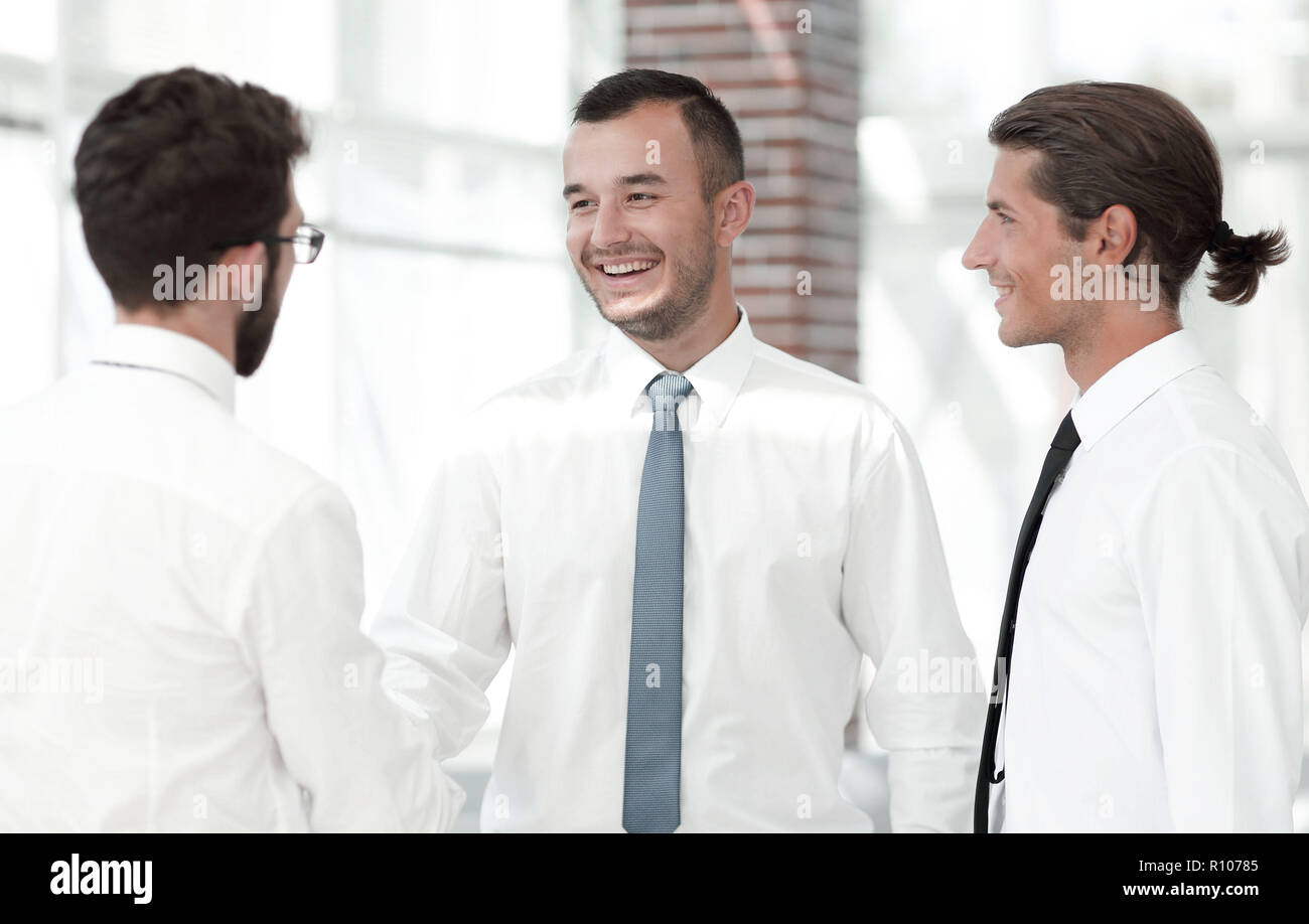 Mitarbeiter begrüßen sich -Fotos und -Bildmaterial in hoher Auflösung ...