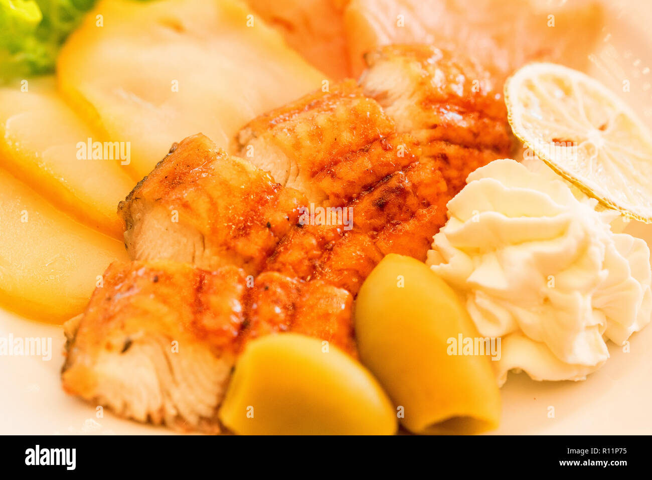 Aal Filet mit Gemüse auf dem Teller schließen Stockfotografie - Alamy