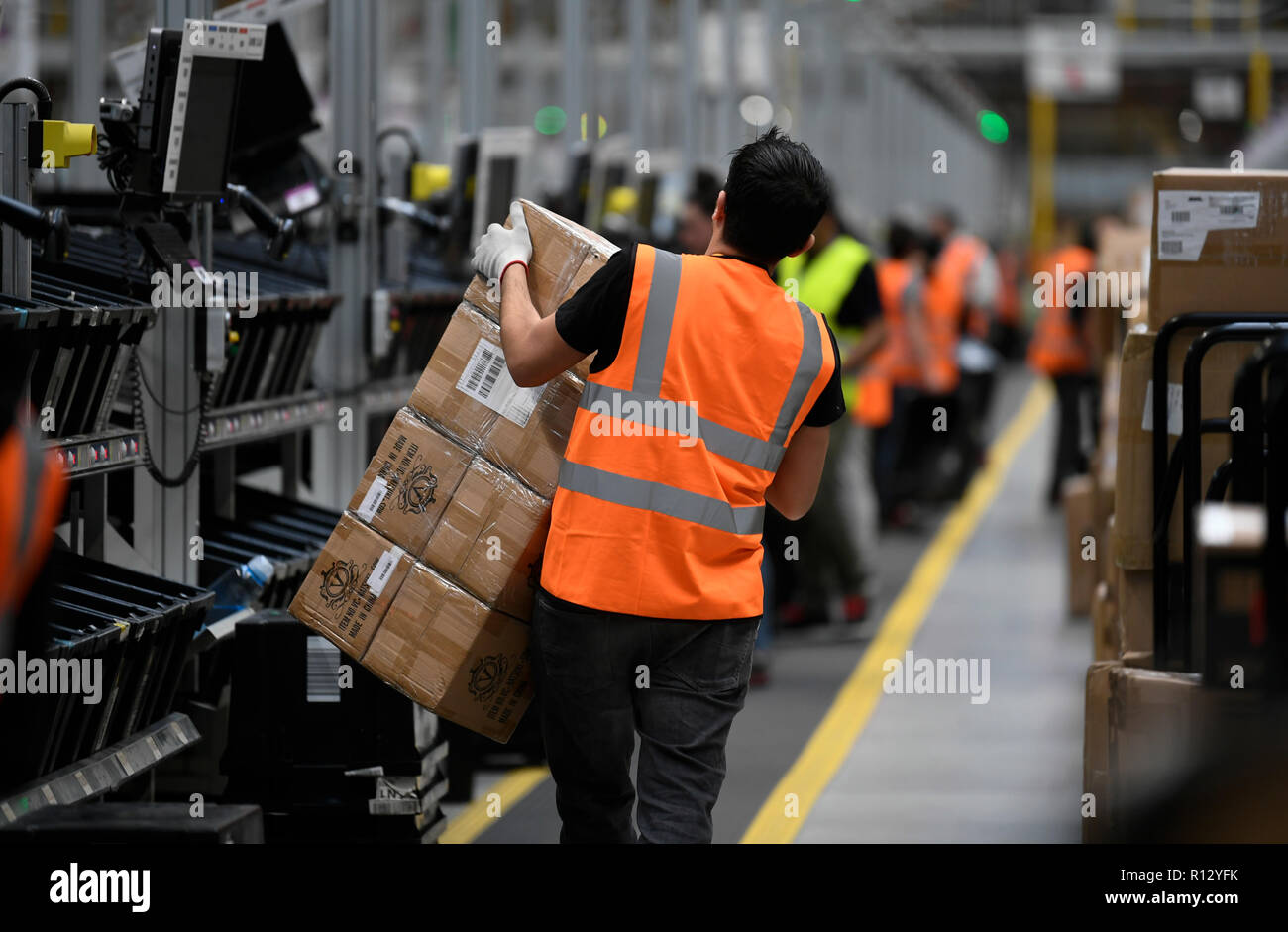Amazon logistics center dortmund -Fotos und -Bildmaterial in hoher ...
