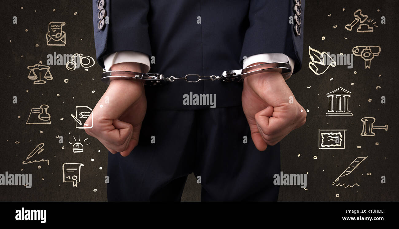 Chalk Gericht Symbole gezeichnet, und schließen Sie die Hände mit ...