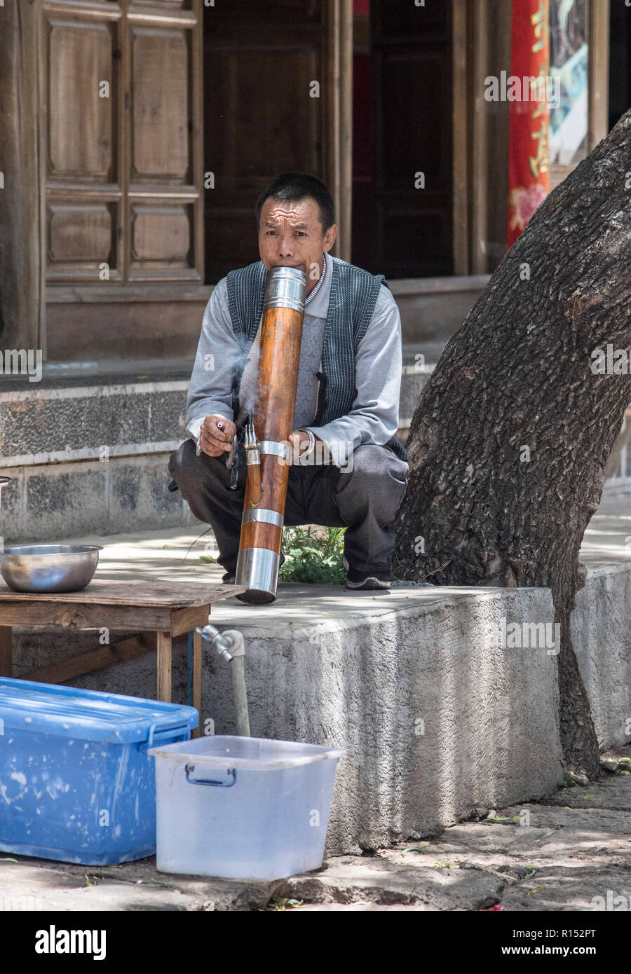 Old chinese man smoking pipe -Fotos und -Bildmaterial in hoher ...