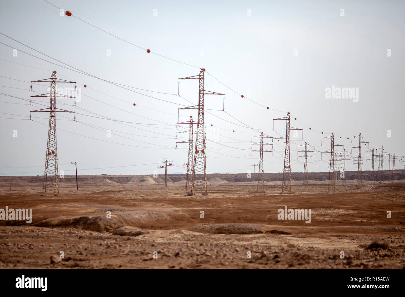 Electricity pylons in desert -Fotos und -Bildmaterial in hoher ...