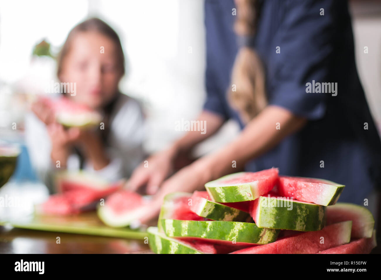 Süße kleine Mädchen und ihre wunderschönen Mama sind die Früchte und ... Süße kleine Mädchen und ihre wunderschönen Mama sind die Früchte und ...