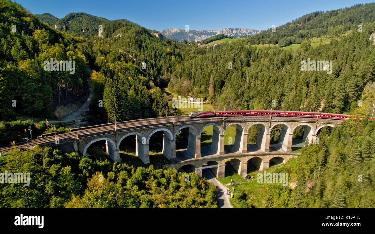 Personenzug auf der Semmeringbahn Viadukt, Breitenstein, Rax, Niederösterreich, Österreich ...