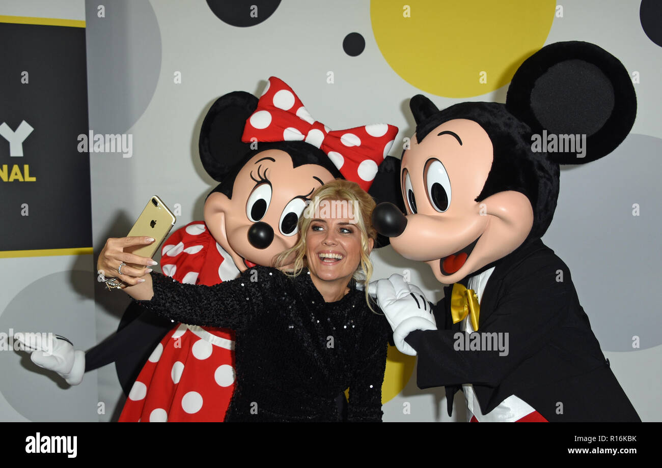 09.November 2018, Bayern, München: Moderatorin Jennifer Knäble kommt ...