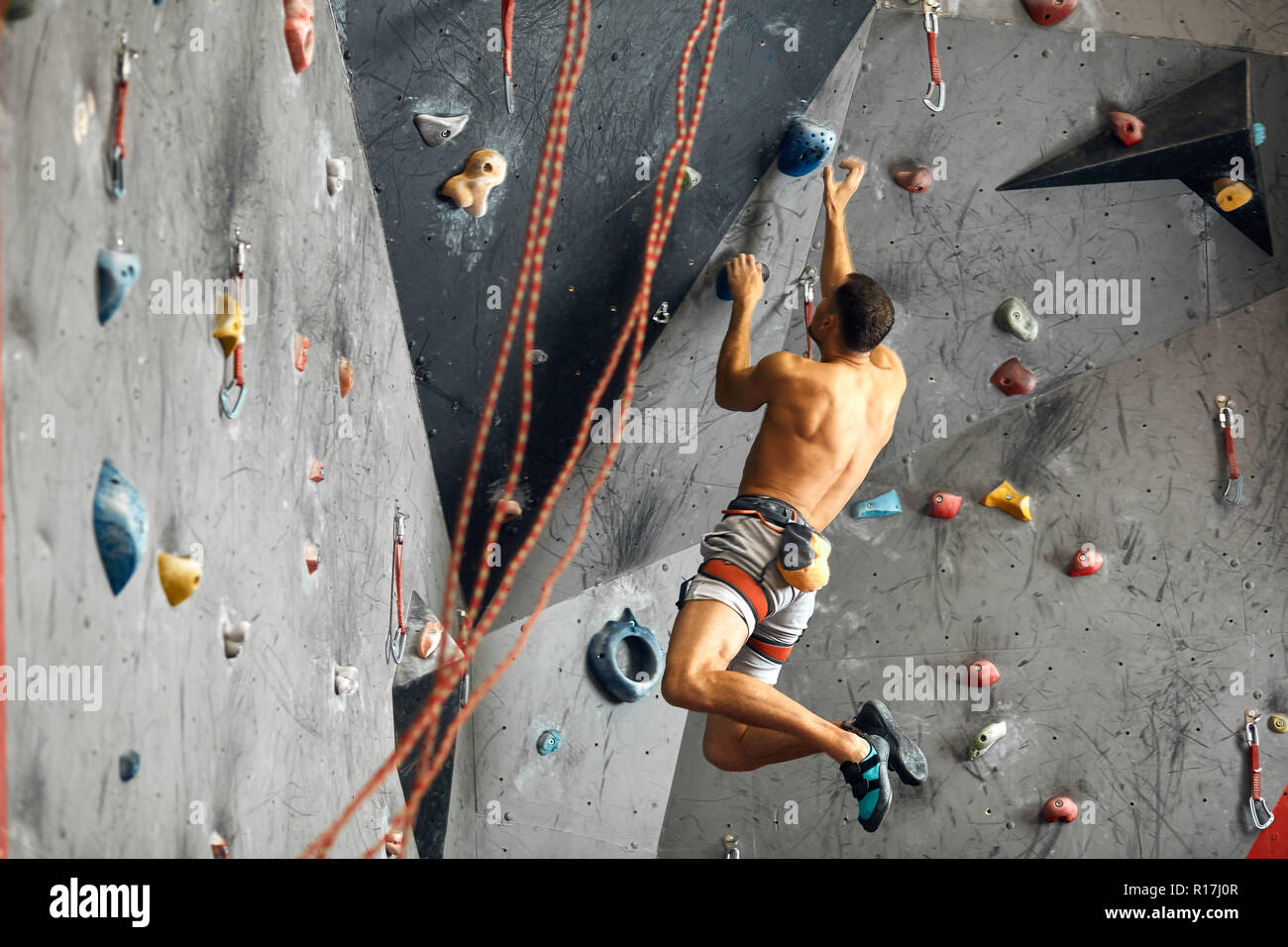 Boulder bouldering caucasian -Fotos und -Bildmaterial in hoher ...