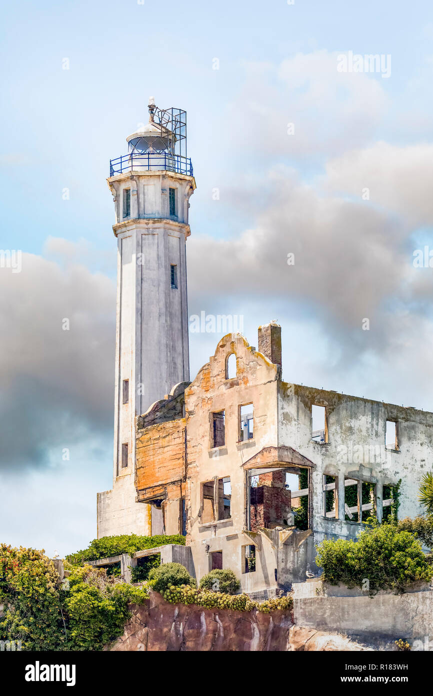 Das Lighthouse Tower steht hoch über der historischen Insel Alcatraz im ...