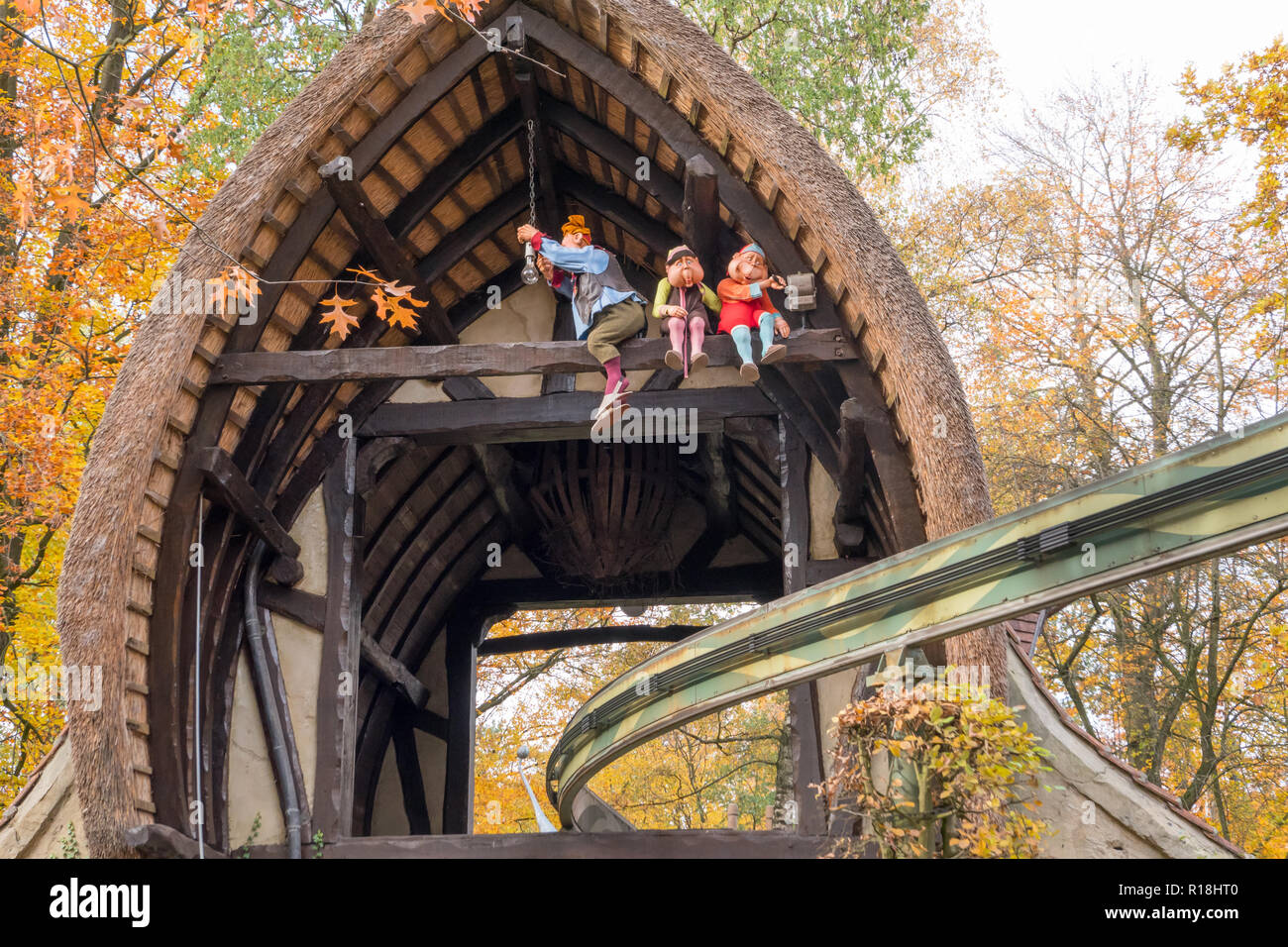 Die Monorail Bahn Attraktion in Efteling. Volk van Laaf. Vater Instandsetzung Licht mit Kindern ...
