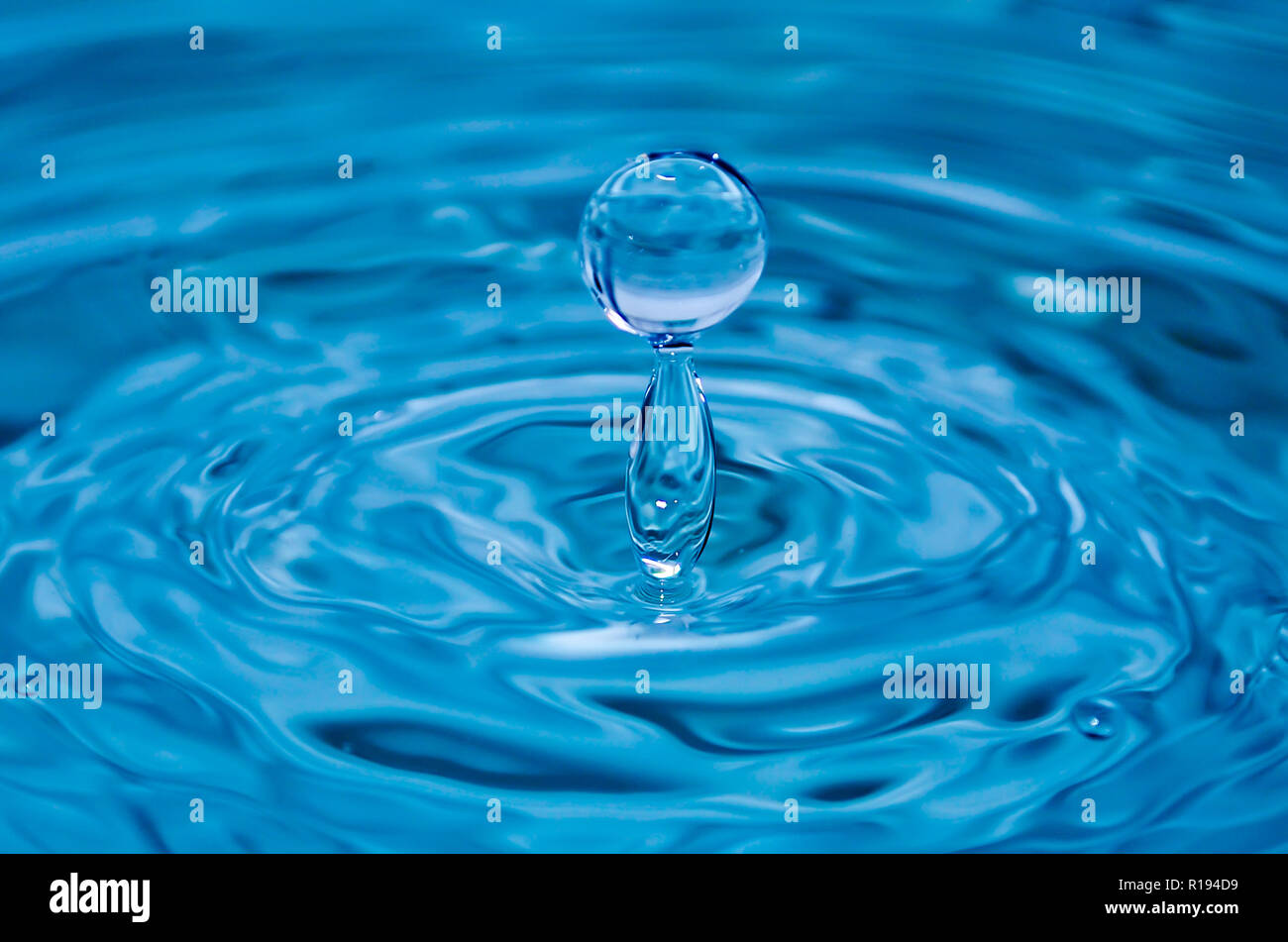Tropfen Wasser Hintergrund, Welligkeit Wasser Textur Stockfotografie ...