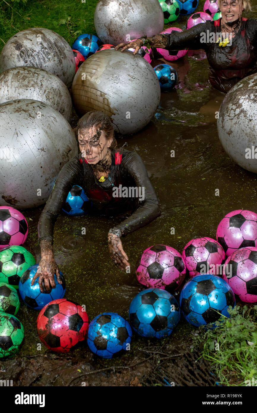 Frauen mit schlamm bedeckt -Fotos und -Bildmaterial in hoher Auflösung ...