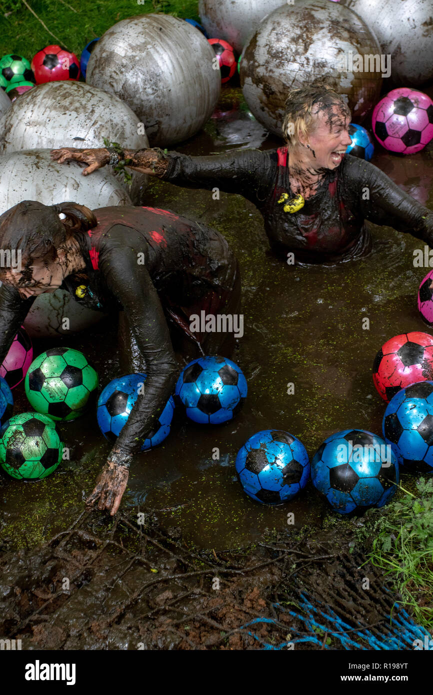 Frauen mit schlamm bedeckt -Fotos und -Bildmaterial in hoher Auflösung ...