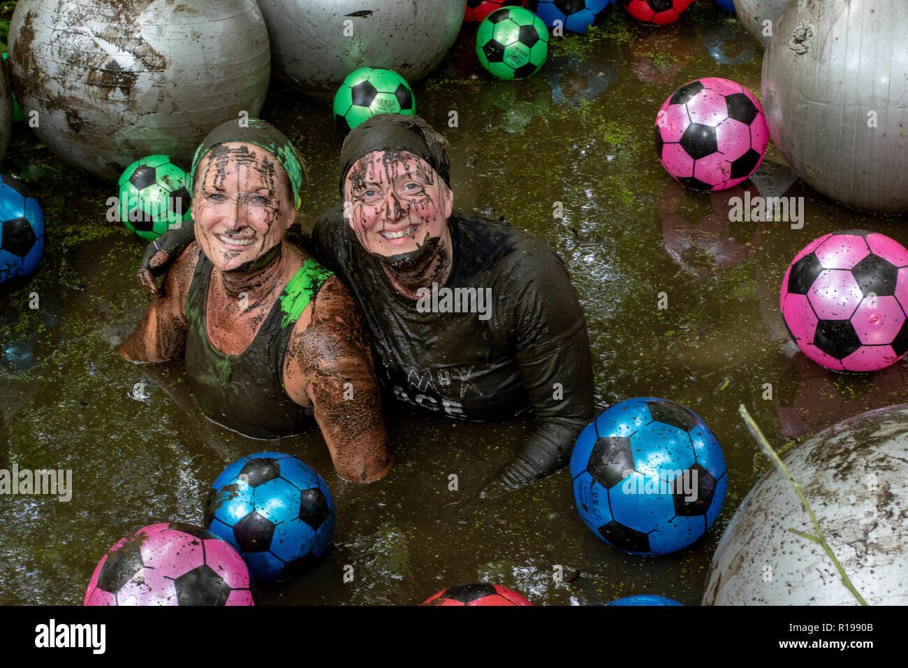 Frauen mit schlamm bedeckt -Fotos und -Bildmaterial in hoher Auflösung ...