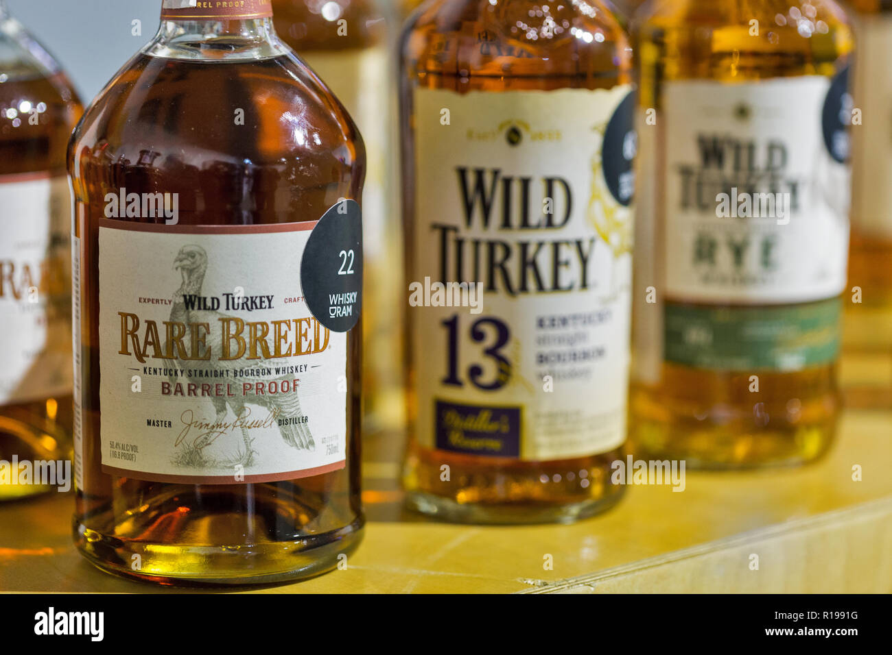 Kiew, Ukraine - Oktober 20, 2018: Wild Turkey Bourbon whisky Flaschen ...