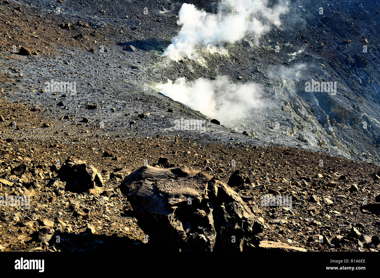 Vulcanian eruption -Fotos und -Bildmaterial in hoher Auflösung – Alamy