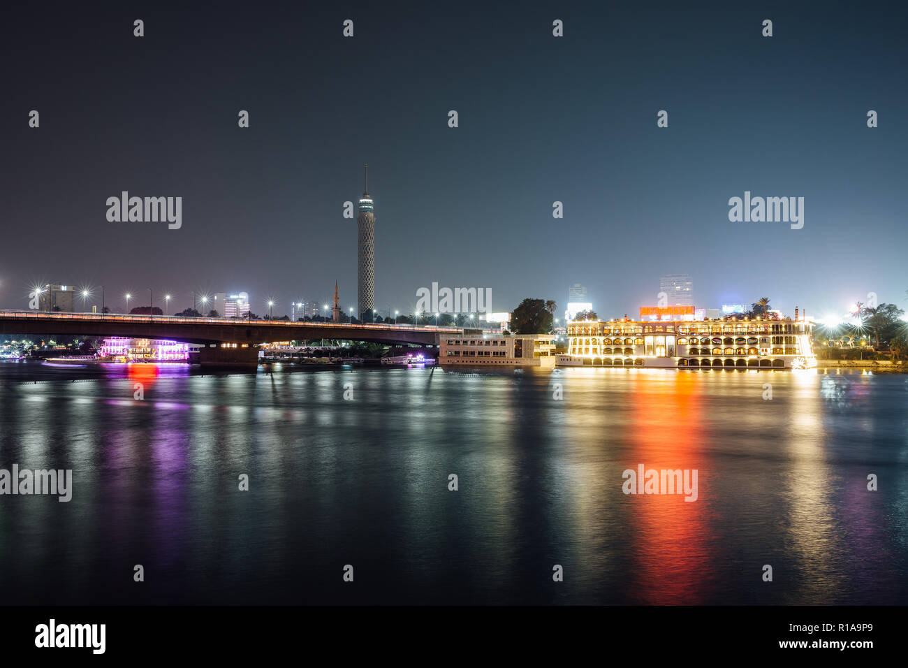 Cairo City Center und Nil bei Nacht, Langzeitbelichtung mit geglättet ...