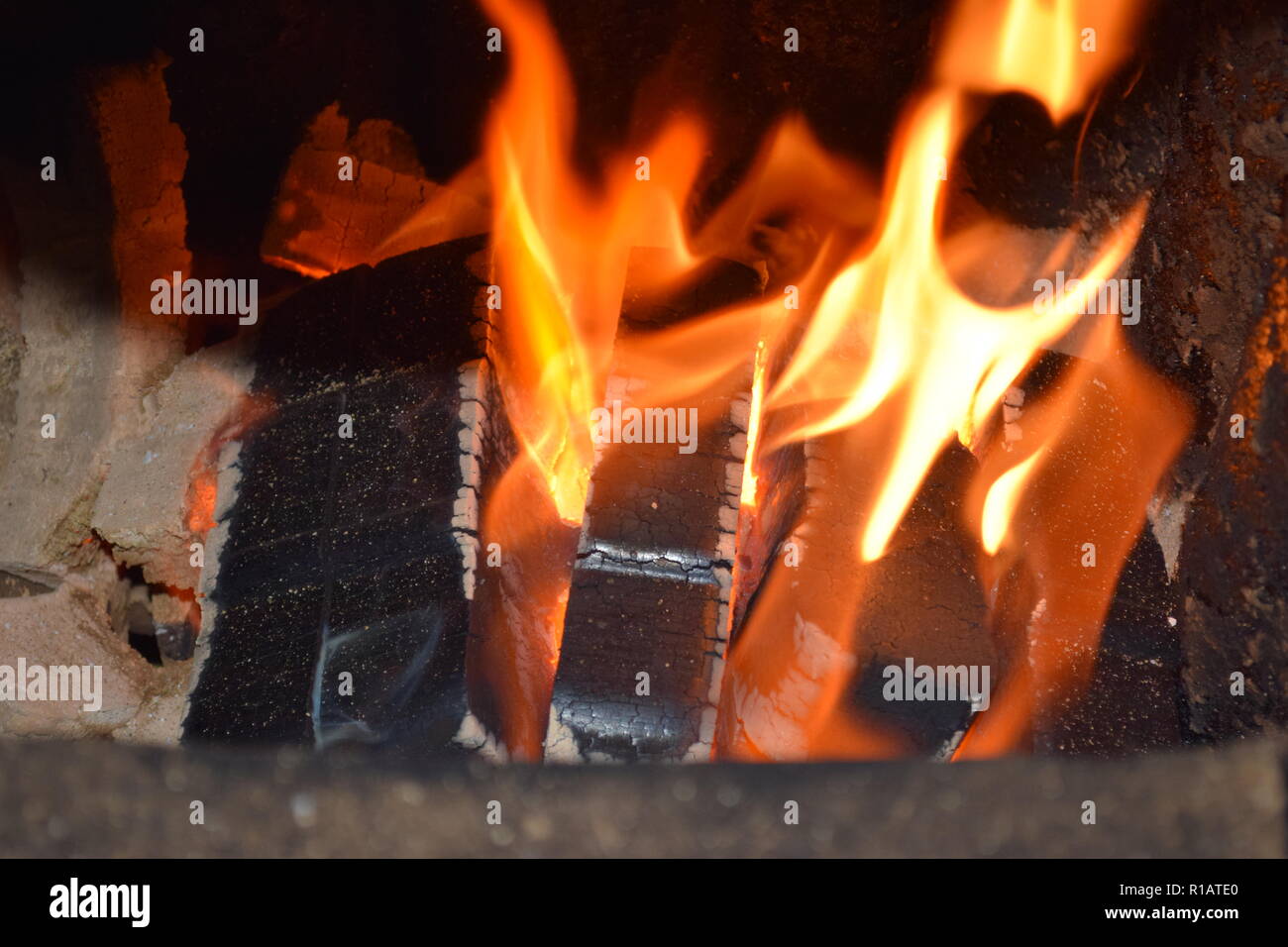 Faszinierend Kohle Briketts Im Kaminofen Verbrennen Bilder