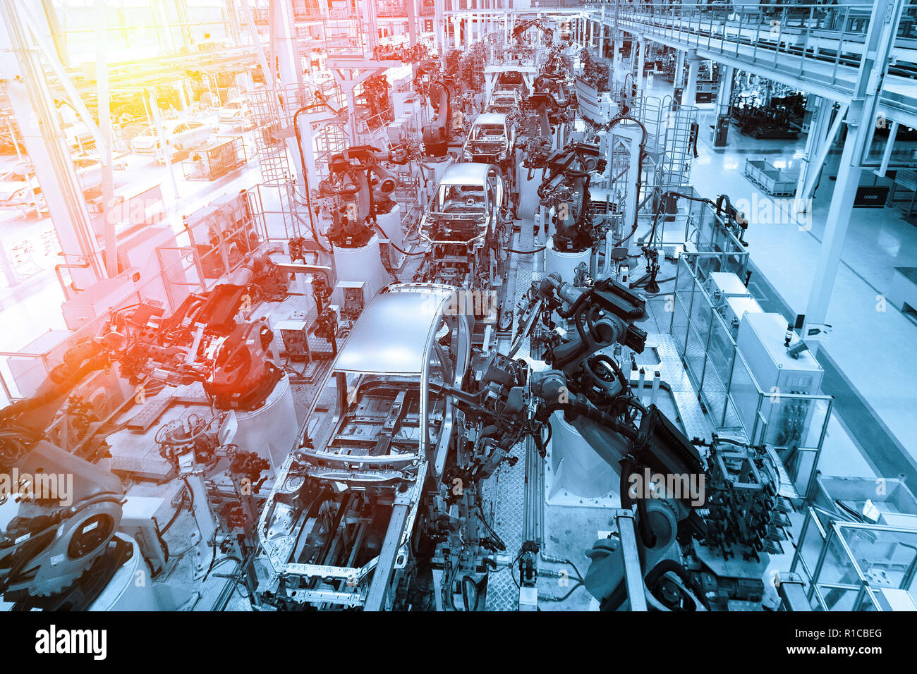 Zusammenbau der Teile des Autos Roboter. automatisierten Build-Prozess ...