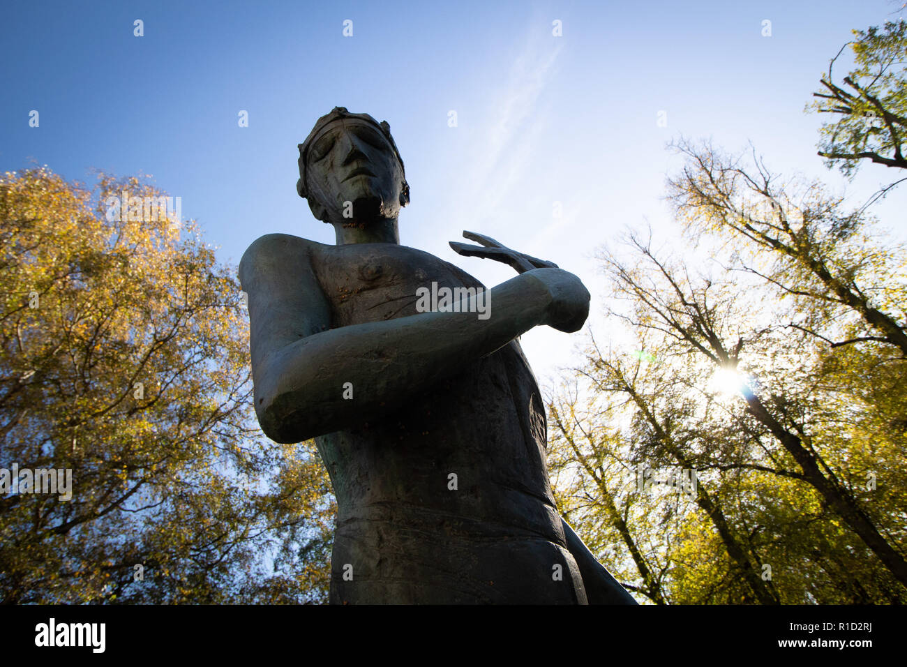 Elizabeth fink bronzestatue -Fotos und -Bildmaterial in hoher Auflösung ...