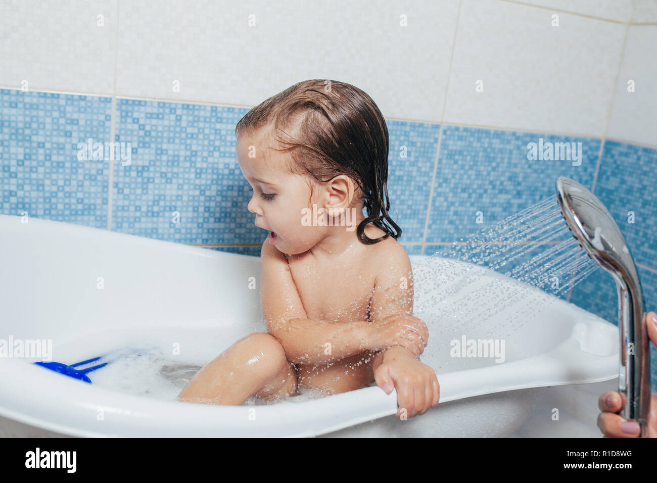 Sch nes Kleines M dchen In Der Badewanne Zu Hause Ein Niedliches Baby Sitzt Im Bad Und Mit sch-nes-kleines-m-dchen-in-der-badewanne-zu-hause-ein-niedliches-baby-sitzt-im-bad-und-mit