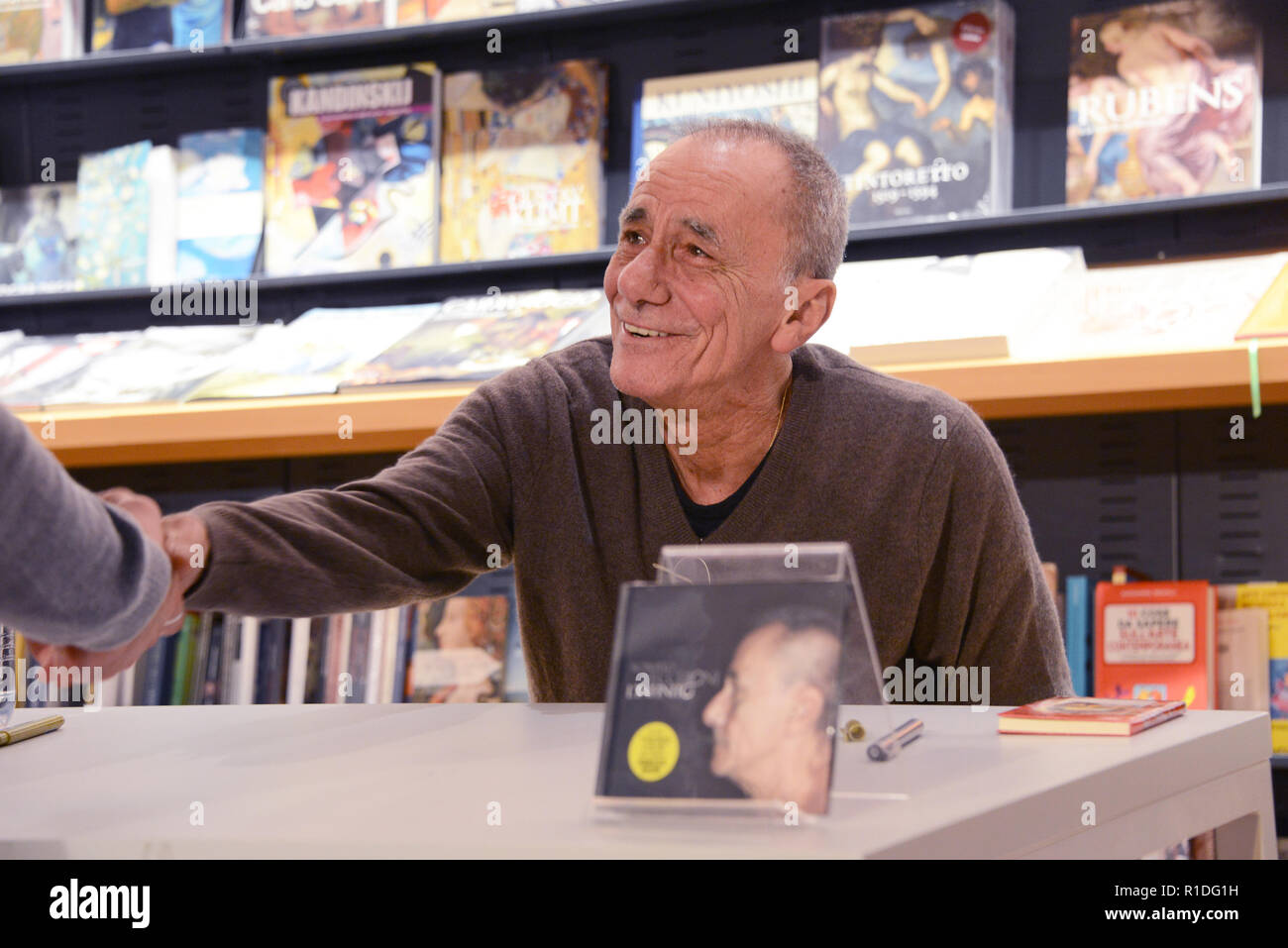 Rom, Italien. 11 Nov, 2018. Der Sänger Roberto Vecchioni präsentiert ...