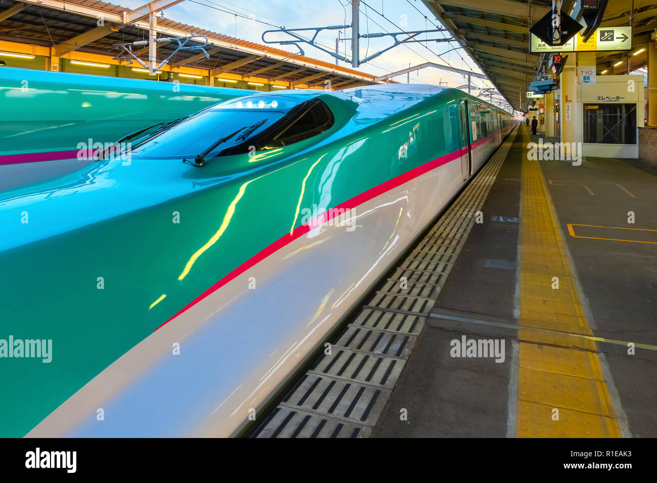 Hayabusa e5 shinkansen bullet train -Fotos und -Bildmaterial in hoher ...