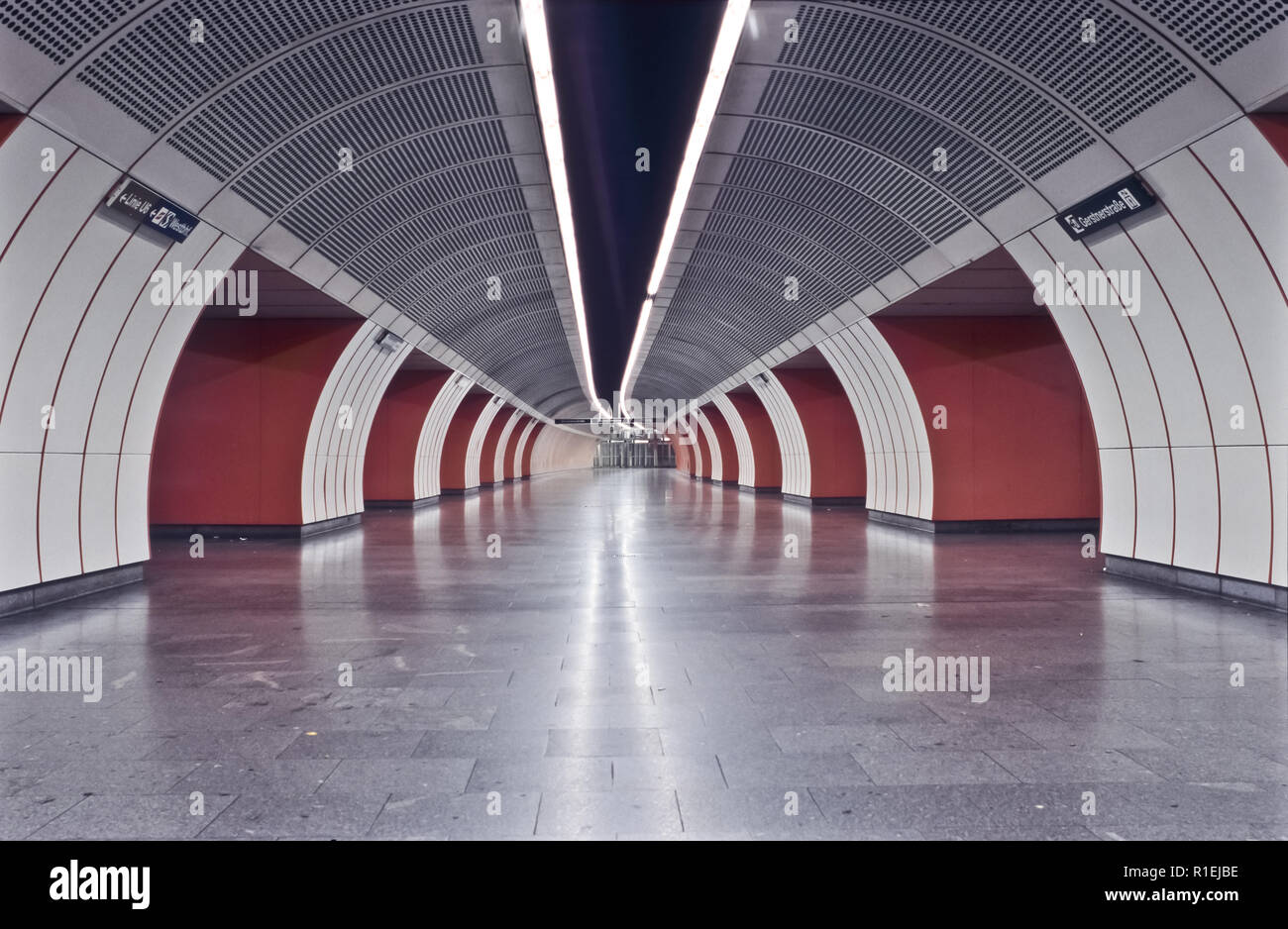 Wien, U-Bahn, U3 Station Westbahnhof, Wien, U-Bahn Linie U3 ...