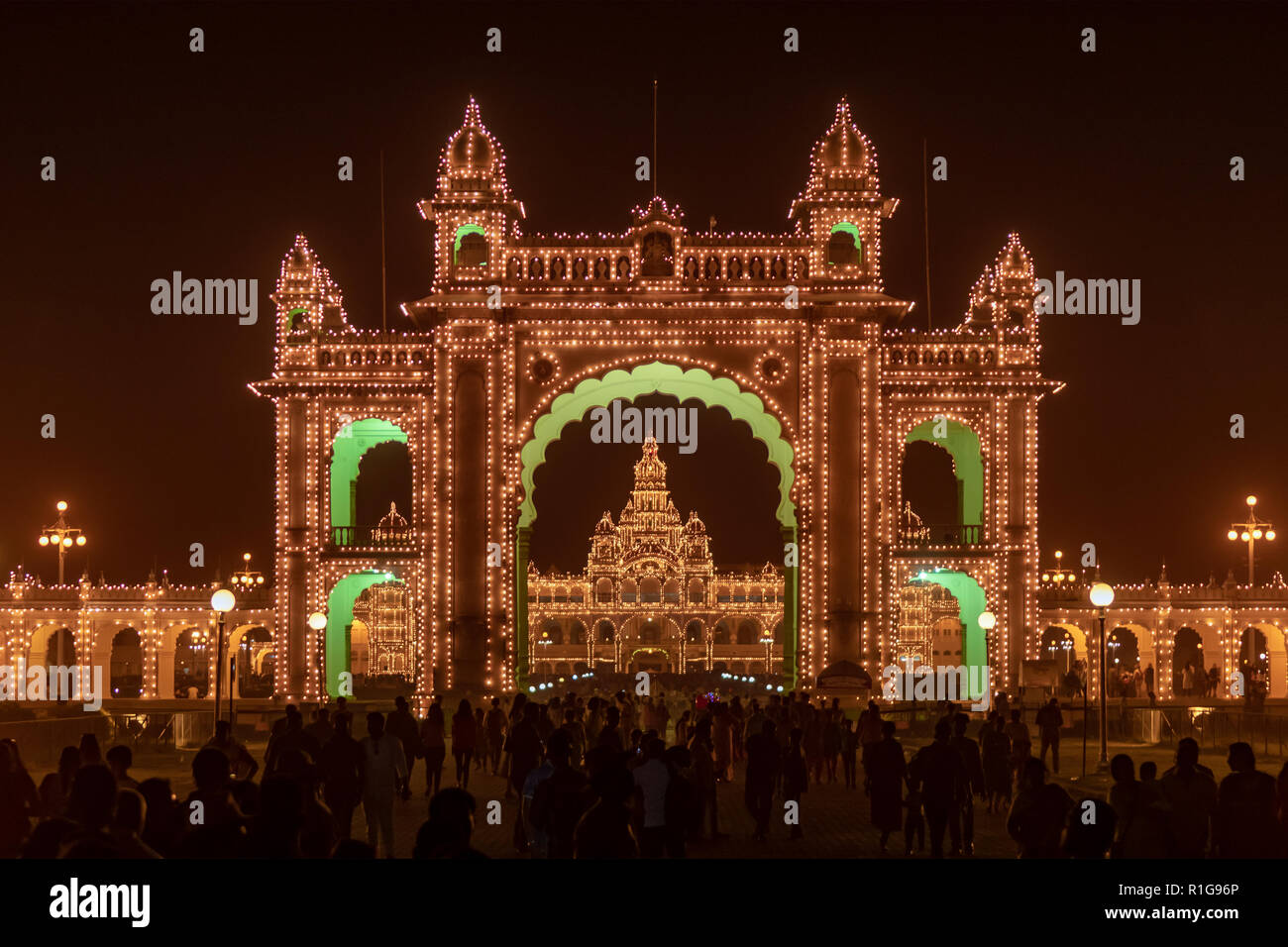 Mysore palace gate -Fotos und -Bildmaterial in hoher Auflösung – Alamy