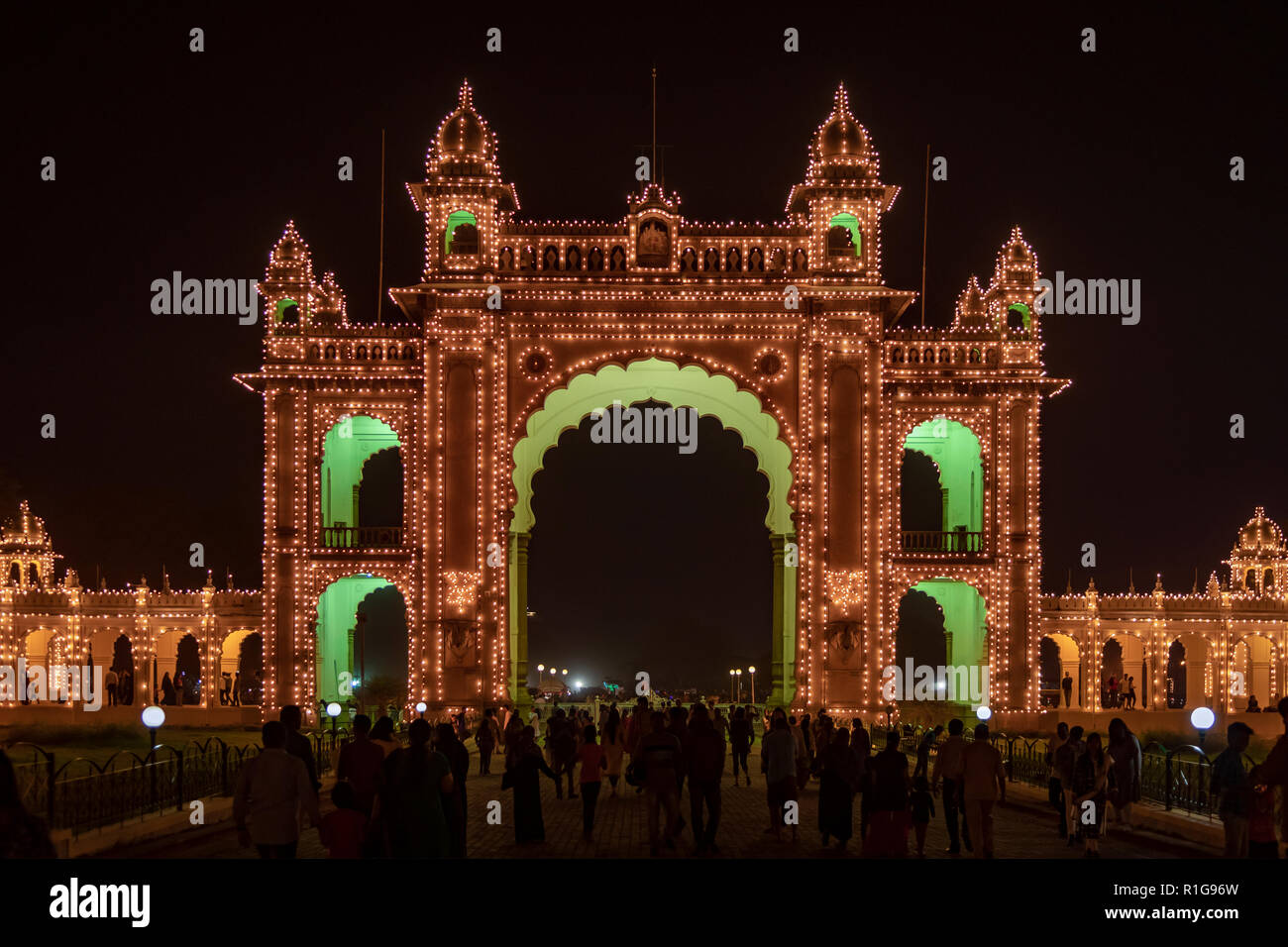 Mysore palace gate -Fotos und -Bildmaterial in hoher Auflösung – Alamy