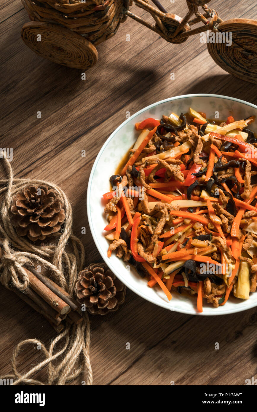 Traditionelles Chinesisch essen, gebratenen Schwein Streifen in ...