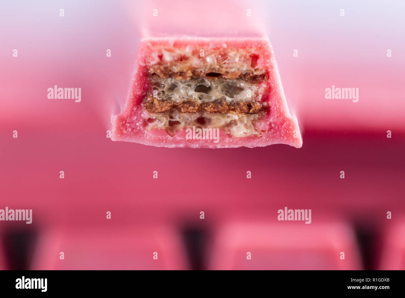 Kitkat rubinschokolade -Fotos und -Bildmaterial in hoher Auflösung – Alamy