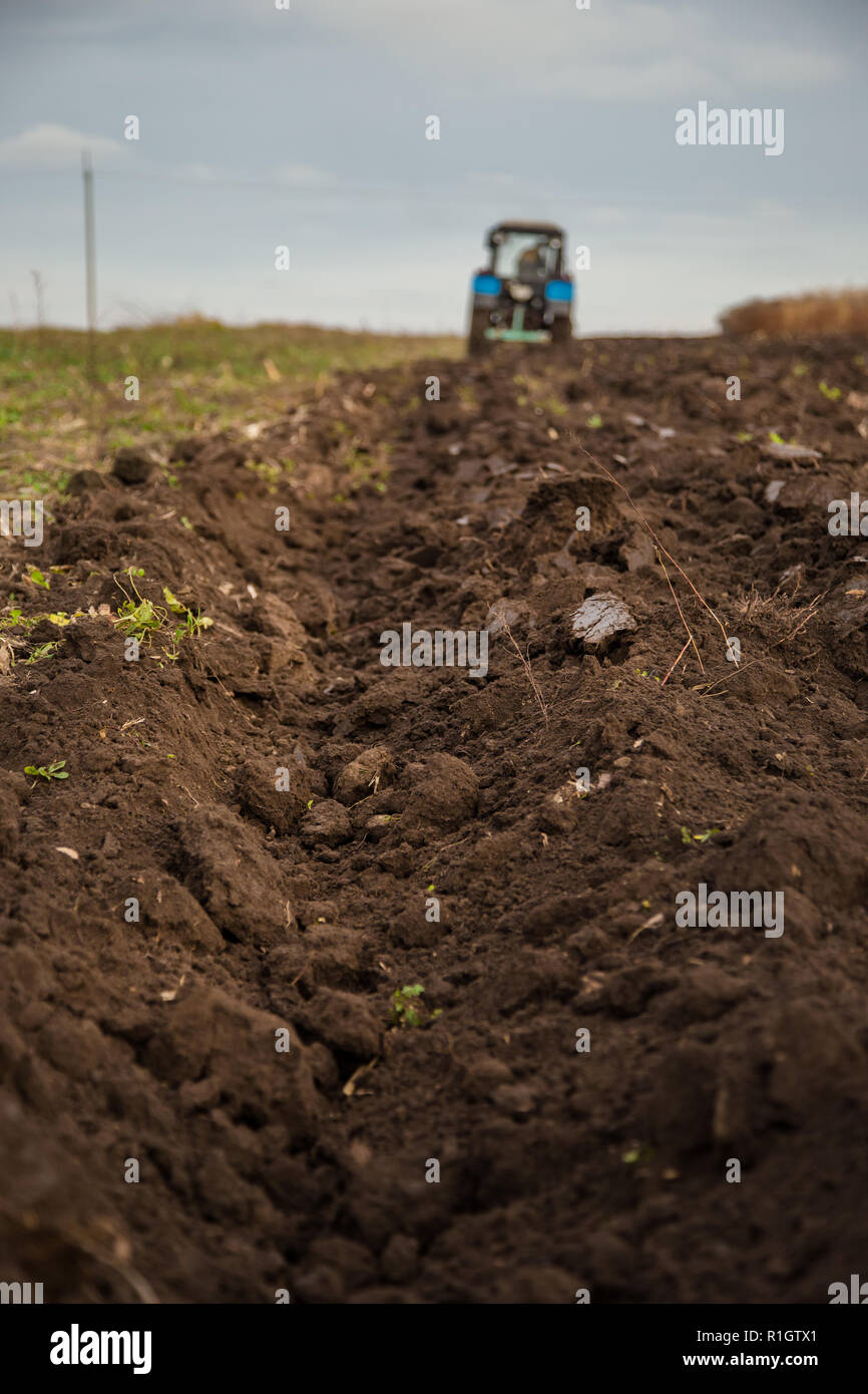 Landwirtschaftliche Arbeiten mit Traktoren, Pflügen im Lande. Herbst ...