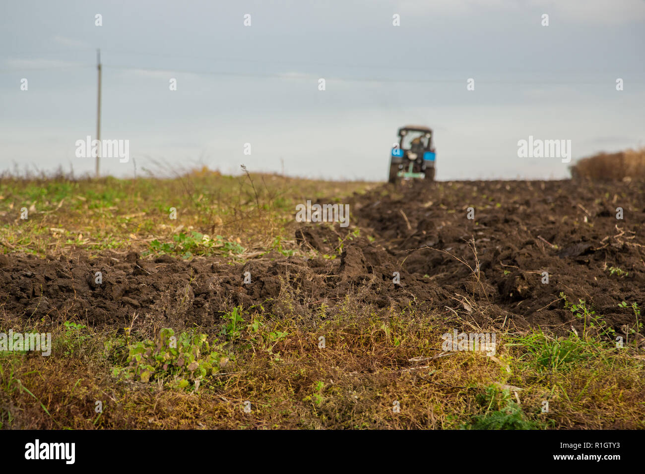Landwirtschaftliche Arbeiten mit Traktoren, Pflügen im Lande. Herbst ...