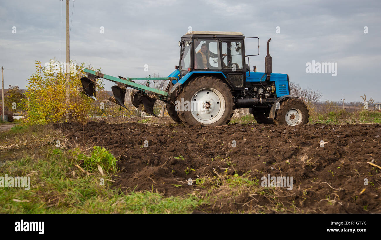Landwirtschaftliche Arbeiten mit Traktoren, Pflügen im Lande. Herbst ...