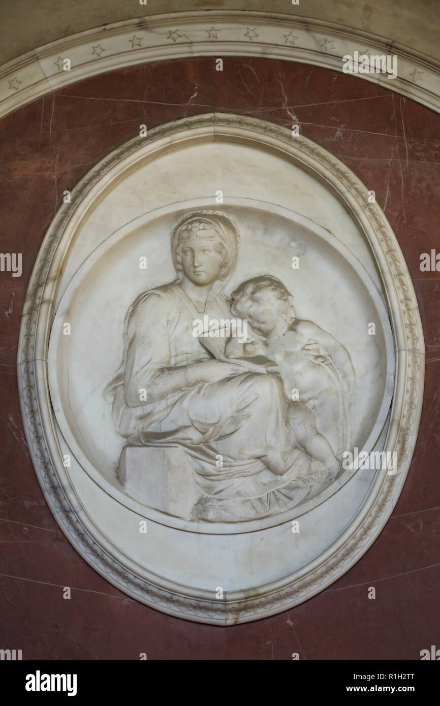 Kopie der Marmorrelief von Madonna und Kind mit jungen Heiligen ...