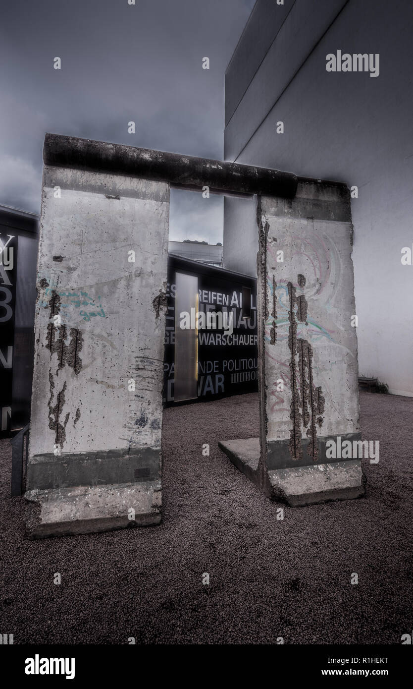 Reste der alten berliner mauer -Fotos und -Bildmaterial in hoher ...
