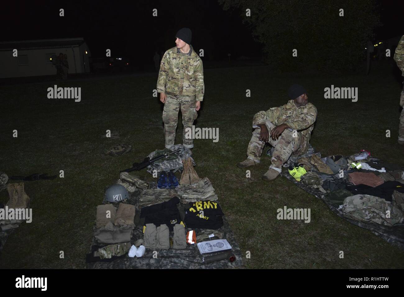 Ein US-Soldat bereitet sich für eine Überprüfung seiner Anlagen nach ...