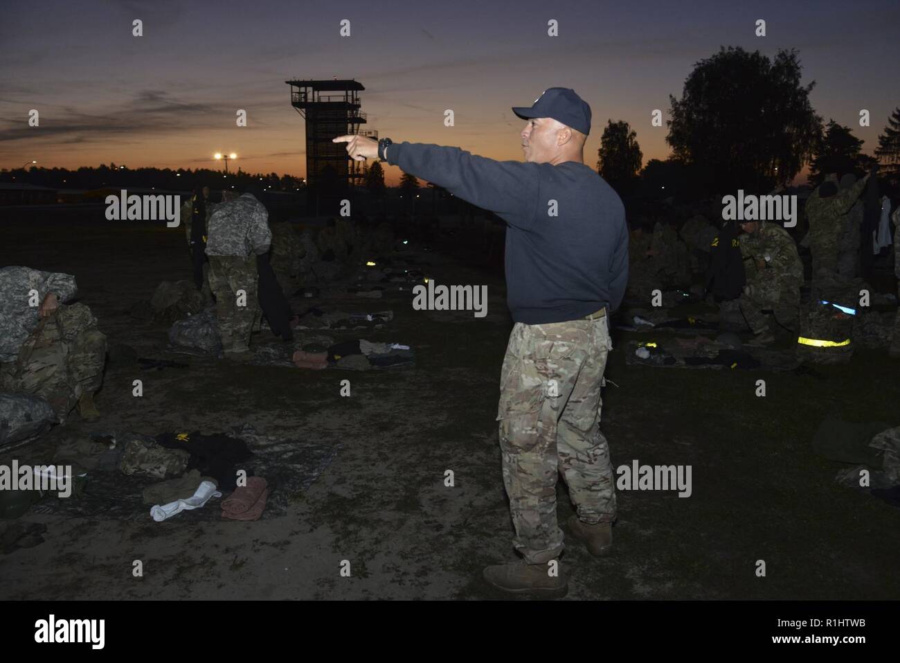 Eine Air Assault Ausbilder prüft US Soldaten nach einem Ruck März ...