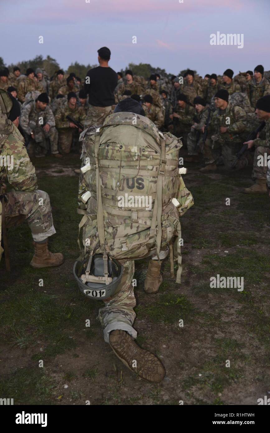 Ein US-Soldat nimmt ein Knie nach einem Ruck März während der letzte ...