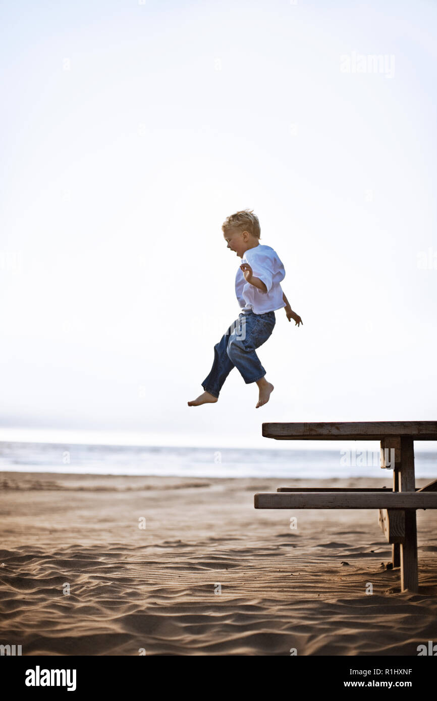 Junge kind springen abspringen -Fotos und -Bildmaterial in hoher ...