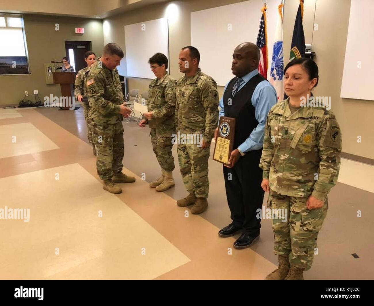 U s army staff sgt derrick -Fotos und -Bildmaterial in hoher Auflösung ...