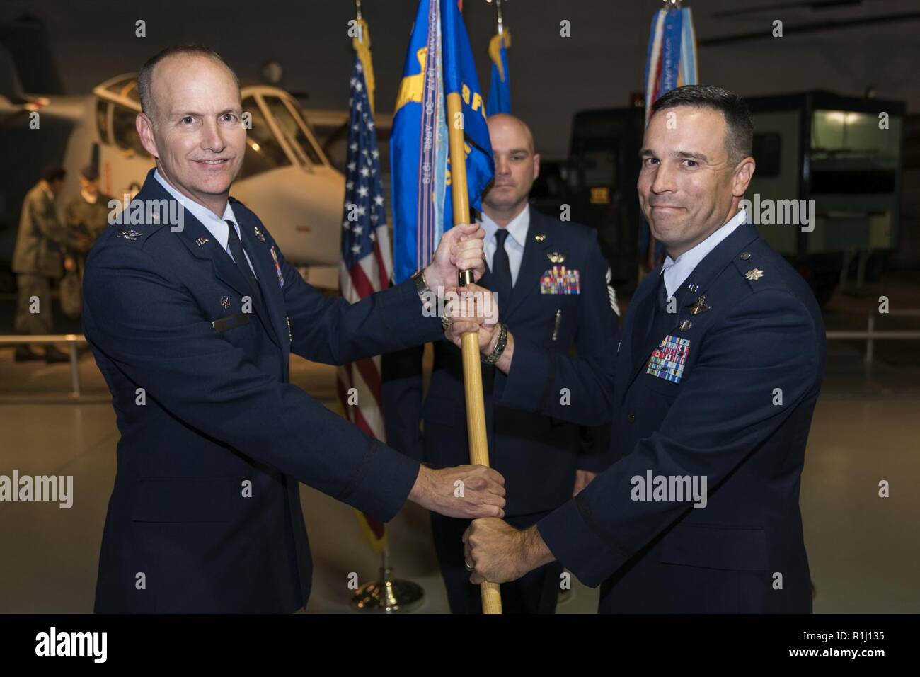 Oberstleutnant John Lesho, rechts, erhält der 339 Flight Test Squadron ...