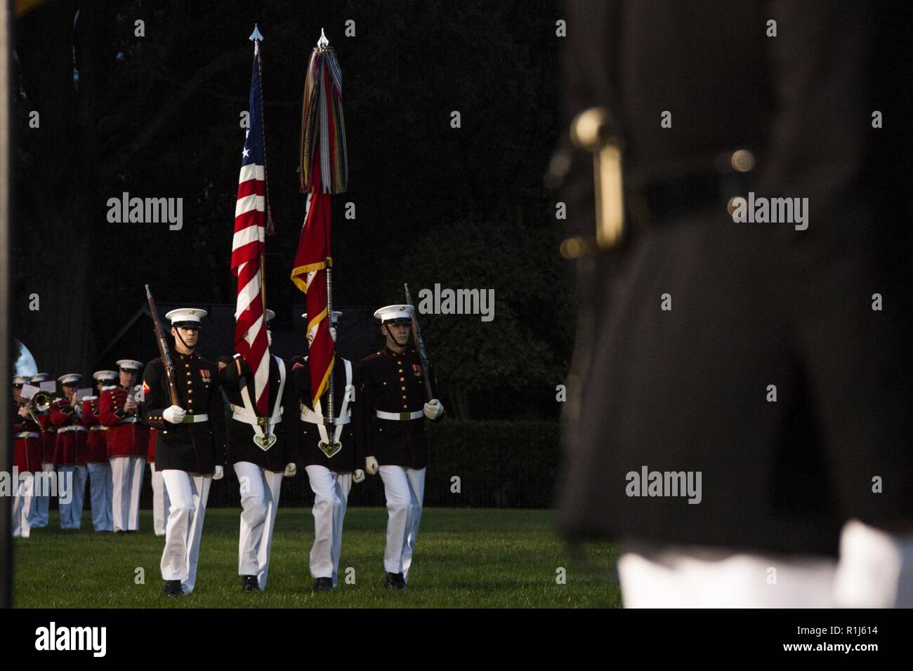 Us-Marines mit dem Marine Barracks Washington (MBW) Color Guard März ...