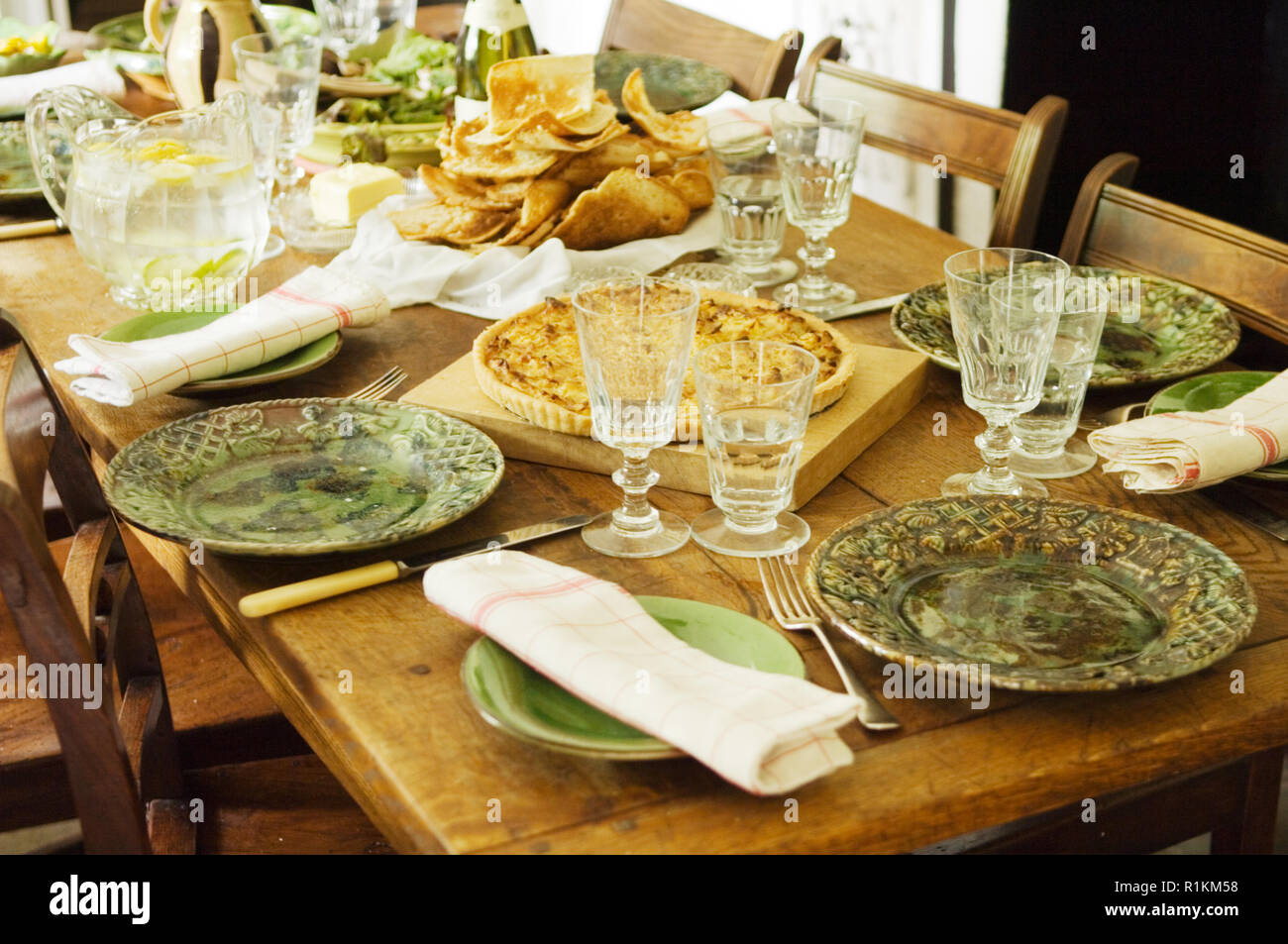 Essen auf dem tisch serviert Stockfotos und -bilder Kaufen - Alamy