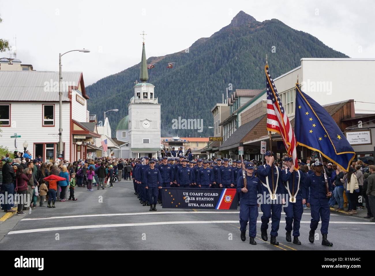 Coast Guard Air Station Sitka Mitglieder März in einer Alaska Tag ...