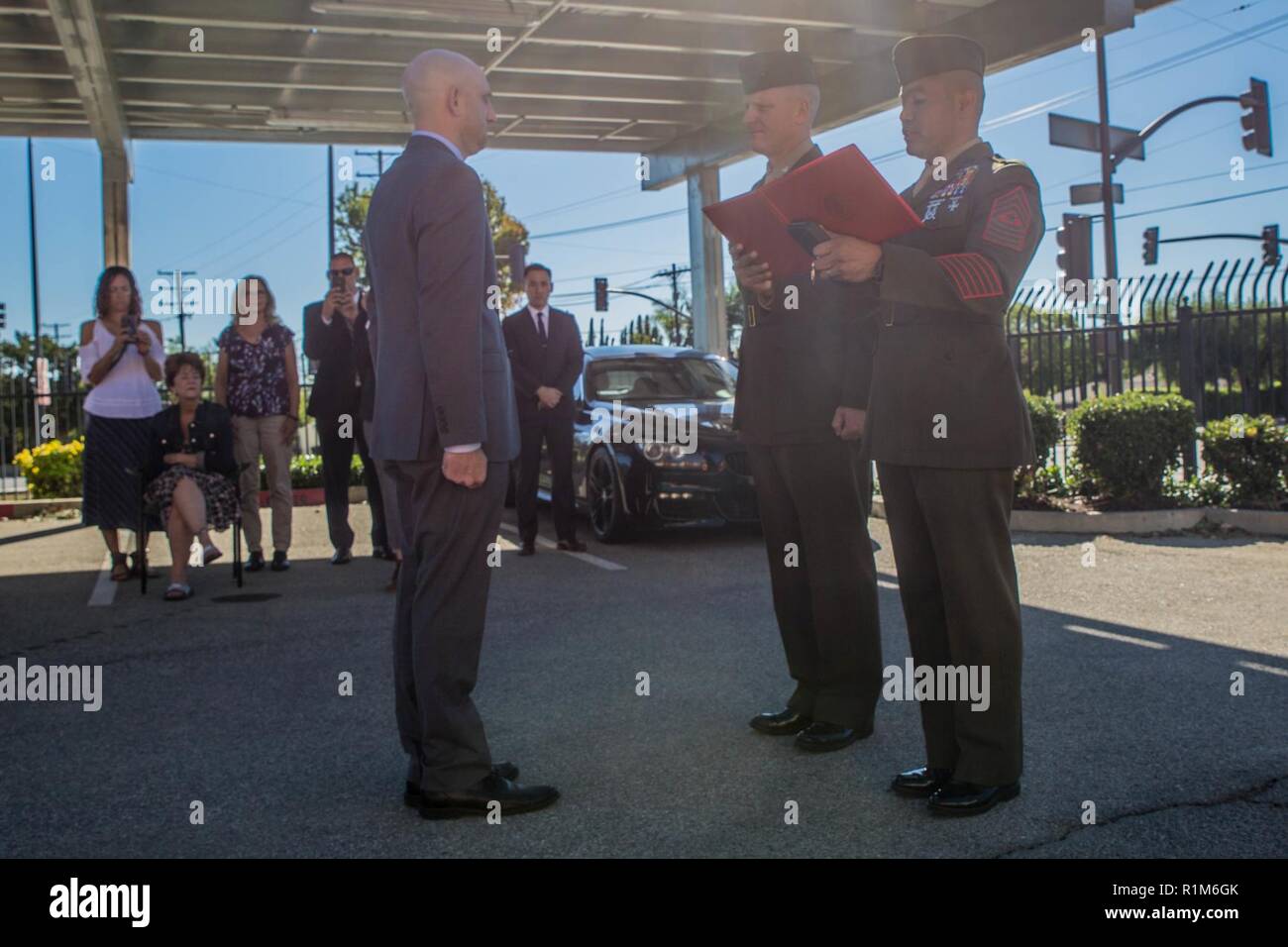 Marine veteran Matthew R. Follett (links), wird mit dem Purple Heart ...