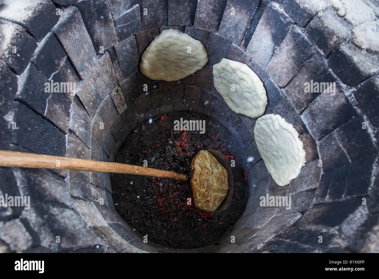 Traditionelle Brot backen im Tandoor in Armeina Stockfotografie - Alamy