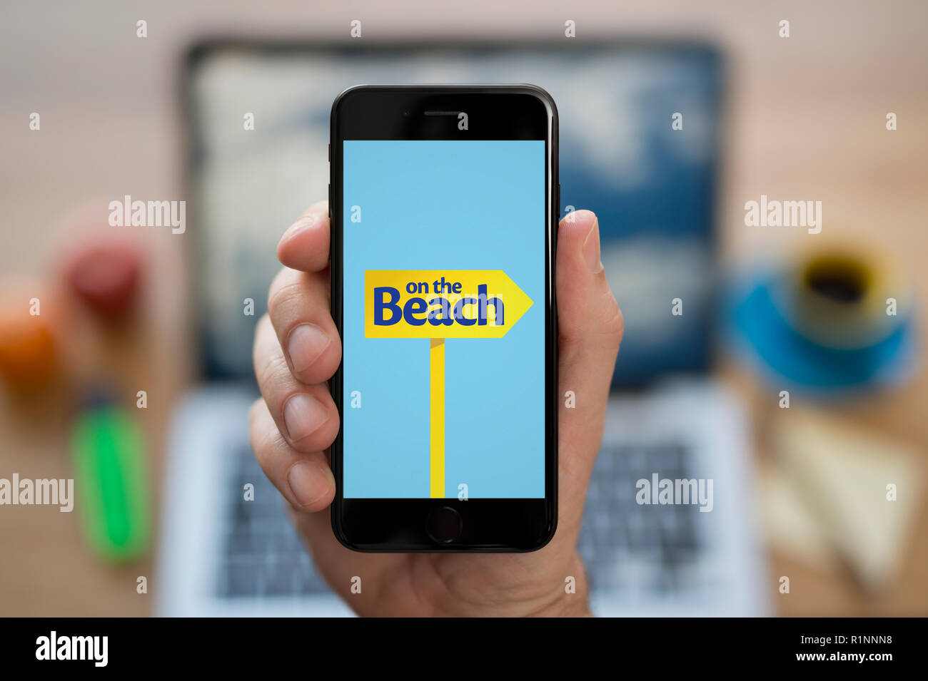 Mit Einem Laptop Am Strand Stockfotos und -bilder Kaufen - Alamy