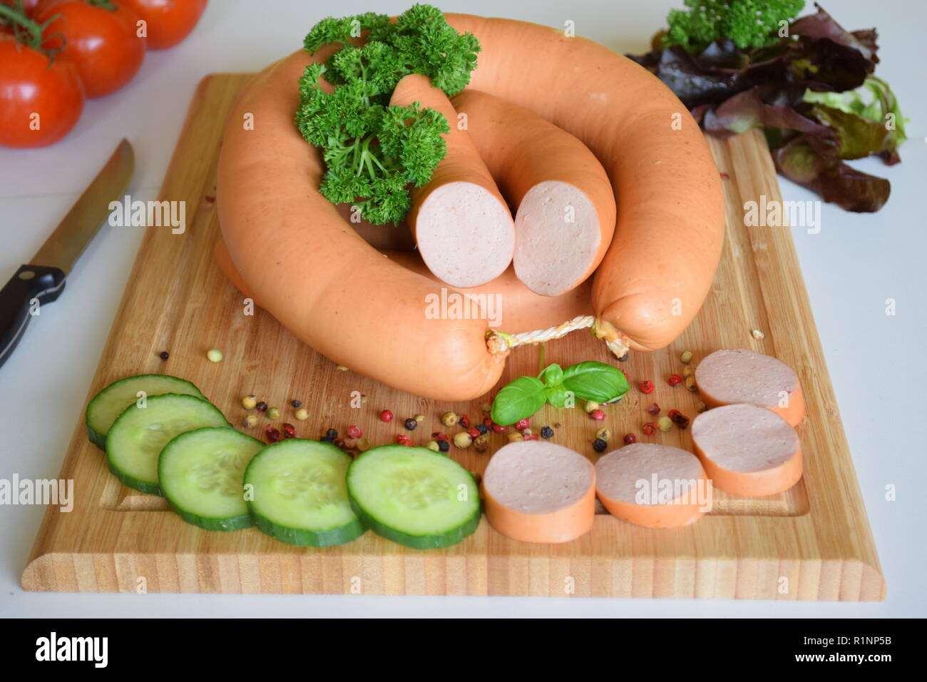 Lyoner ist eine Wurst Feinkost auf Holz rustikale Platte. Lyoner ist ...