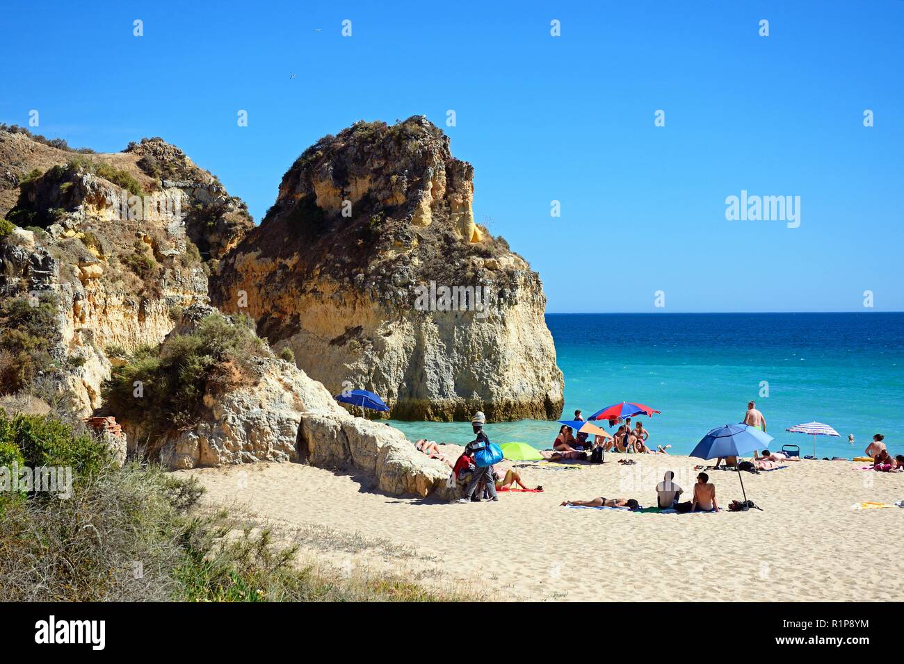 Mann und frau waten im meer -Fotos und -Bildmaterial in hoher Auflösung ...