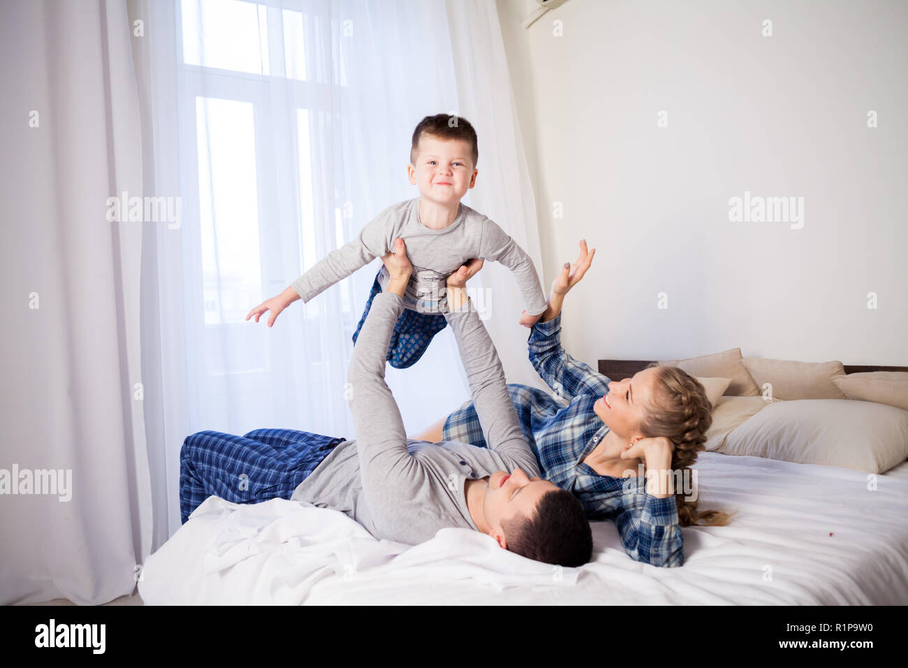 Sohn und papa kuscheln im bett -Fotos und -Bildmaterial in hoher Auflösung - Seite 3 - Alamy